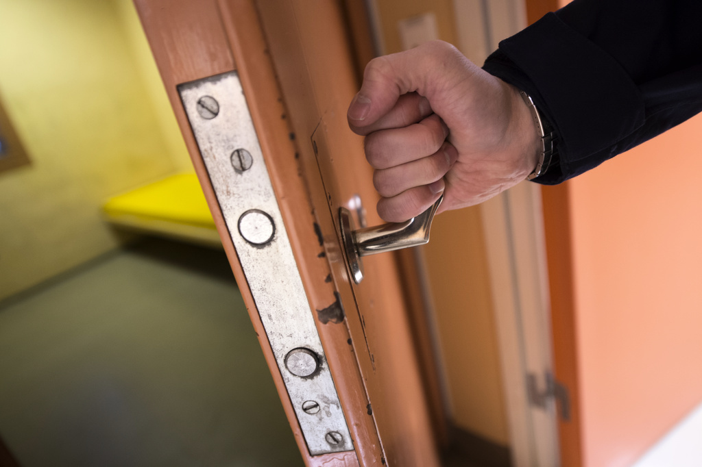 Häktade hålls kvar i arrest: "Inte mänskligt"