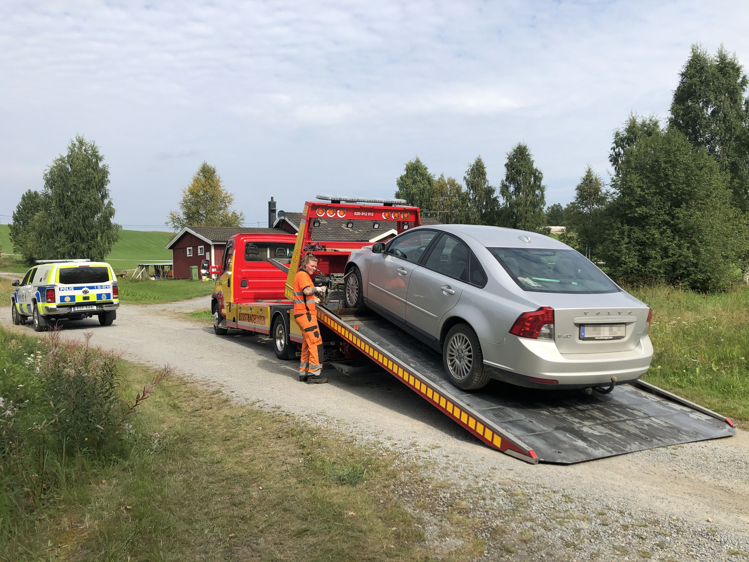 Här beslagtar polisen bilen – kan innehålla avgörande bevis